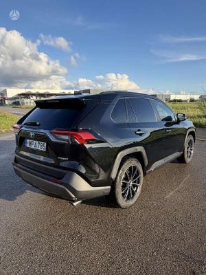 Black Toyota RAV4 2019 in Panevezys, with an engine capacity of 2.49 L and mileage of 165 thousand km for 23500 €, photo 5 on AUTOMOTO.COM.LV