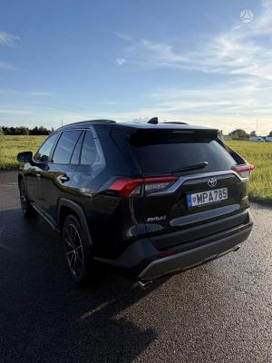 Black Toyota RAV4 2019 in Panevezys, with an engine capacity of 2.49 L and mileage of 165 thousand km for 23500 €, photo 8 on AUTOMOTO.COM.LV
