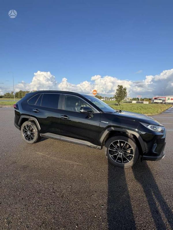 Black Toyota RAV4 2019 in Panevezys, with an engine capacity of 2.49 L and mileage of 165 thousand km for 23500 €, photo 9 on AUTOMOTO.COM.LV