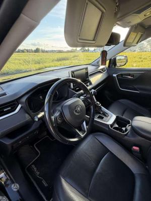 Black Toyota RAV4 2019 in Panevezys, with an engine capacity of 2.49 L and mileage of 165 thousand km for 23500 €, photo 12 on AUTOMOTO.COM.LV