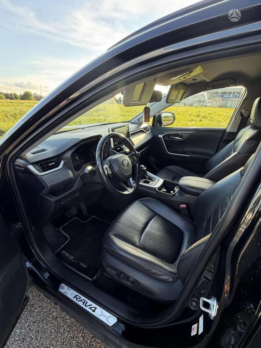 Black Toyota RAV4 2019 in Panevezys, with an engine capacity of 2.49 L and mileage of 165 thousand km for 23500 €, photo 13 on AUTOMOTO.COM.LV