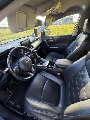 Black Toyota RAV4 2019 in Panevezys, with an engine capacity of 2.49 L and mileage of 165 thousand km for 23500 €, photo 14 on AUTOMOTO.COM.LV