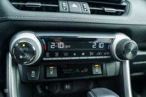 Melns Toyota RAV4 2019 Viļņa, ar dzinēja tilpumu 2.49 L un nobraukumu 132 tūkst. km par 23500 €, foto 28 vietnē AUTOMOTO.COM.LV