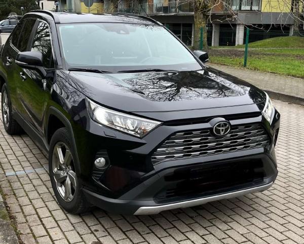 Melns Toyota RAV4 2020 Viļņa, ar dzinēja tilpumu 2.00 L un nobraukumu 133 tūkst. km par 20900 €, foto 1 vietnē AUTOMOTO.COM.LV