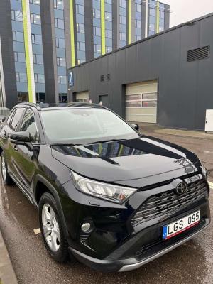 Melns Toyota RAV4 2020 Viļņa, ar dzinēja tilpumu 1.99 L un nobraukumu 81 tūkst. km par 22500 €, foto  vietnē AUTOMOTO.COM.LV