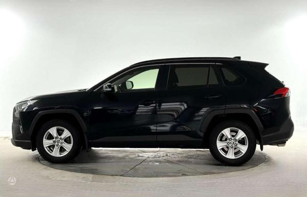 Black Toyota RAV4 2020 in Vilnius, with an engine capacity of 1.99 L and mileage of 32 thousand km for 24900 €, photo 3 on AUTOMOTO.COM.LV