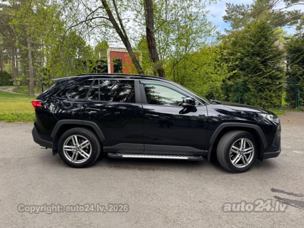 Black Toyota RAV4 2020 in Tallinn, with an engine capacity of 2.50 L and mileage of 166 thousand km for 21300 €, photo 3 on AUTOMOTO.COM.LV