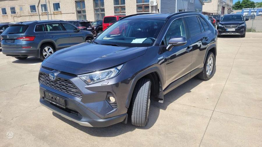 Black Toyota RAV4 2020 in Siauliai, with an engine capacity of 2.49 L and mileage of 177 thousand km for 21500 €, photo 1 on AUTOMOTO.COM.LV