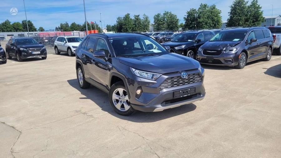 Black Toyota RAV4 2020 in Siauliai, with an engine capacity of 2.49 L and mileage of 177 thousand km for 21500 €, photo 3 on AUTOMOTO.COM.LV