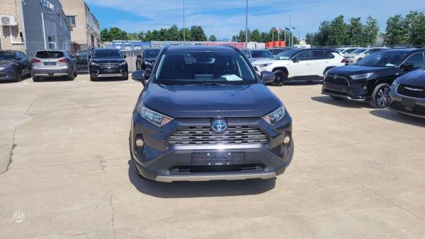Black Toyota RAV4 2020 in Siauliai, with an engine capacity of 2.49 L and mileage of 177 thousand km for 21500 €, photo 3 on AUTOMOTO.COM.LV