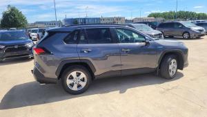 Black Toyota RAV4 2020 in Siauliai, with an engine capacity of 2.49 L and mileage of 177 thousand km for 21500 €, photo 6 on AUTOMOTO.COM.LV