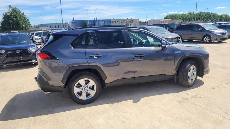 Black Toyota RAV4 2020 in Siauliai, with an engine capacity of 2.49 L and mileage of 177 thousand km for 21500 €, photo 6 on AUTOMOTO.COM.LV