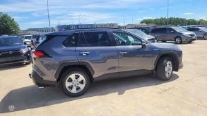 Black Toyota RAV4 2020 in Siauliai, with an engine capacity of 2.49 L and mileage of 177 thousand km for 21500 €, photo 8 on AUTOMOTO.COM.LV