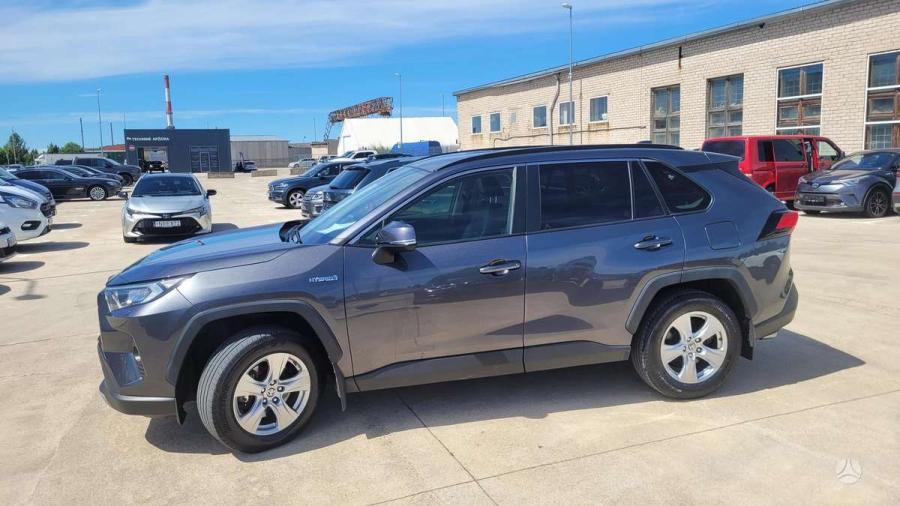 Black Toyota RAV4 2020 in Siauliai, with an engine capacity of 2.49 L and mileage of 177 thousand km for 21500 €, photo 11 on AUTOMOTO.COM.LV