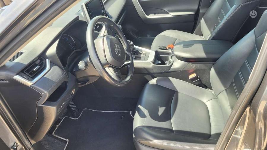 Black Toyota RAV4 2020 in Siauliai, with an engine capacity of 2.49 L and mileage of 177 thousand km for 21500 €, photo 13 on AUTOMOTO.COM.LV