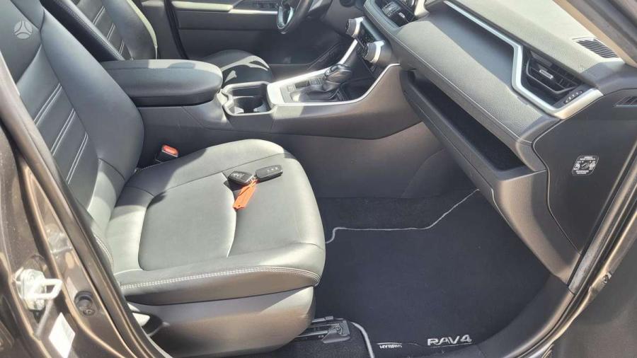 Black Toyota RAV4 2020 in Siauliai, with an engine capacity of 2.49 L and mileage of 177 thousand km for 21500 €, photo 19 on AUTOMOTO.COM.LV