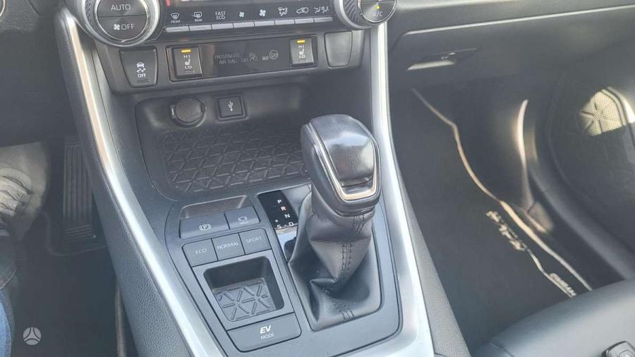 Black Toyota RAV4 2020 in Siauliai, with an engine capacity of 2.49 L and mileage of 177 thousand km for 21500 €, photo 25 on AUTOMOTO.COM.LV