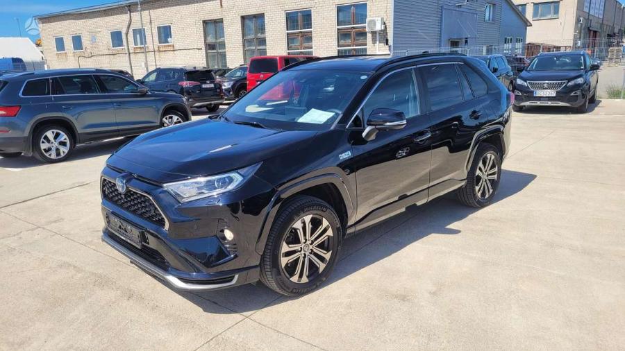 Black Toyota RAV4 2020 in Siauliai, with an engine capacity of 2.49 L and mileage of 176 thousand km for 25600 €, photo 1 on AUTOMOTO.COM.LV