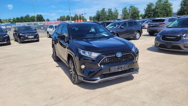 Black Toyota RAV4 2020 in Siauliai, with an engine capacity of 2.49 L and mileage of 176 thousand km for 25600 €, photo 2 on AUTOMOTO.COM.LV