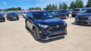 Black Toyota RAV4 2020 in Siauliai, with an engine capacity of 2.49 L and mileage of 176 thousand km for 25600 €, photo 3 on AUTOMOTO.COM.LV
