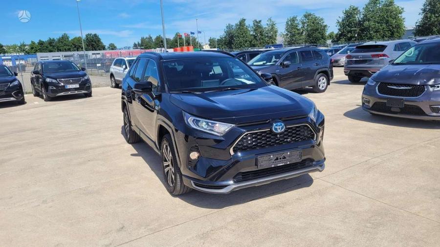 Black Toyota RAV4 2020 in Siauliai, with an engine capacity of 2.49 L and mileage of 176 thousand km for 25600 €, photo 3 on AUTOMOTO.COM.LV