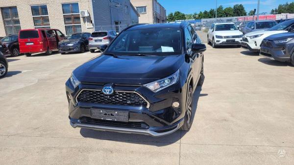 Black Toyota RAV4 2020 in Siauliai, with an engine capacity of 2.49 L and mileage of 176 thousand km for 25600 €, photo 3 on AUTOMOTO.COM.LV