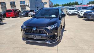 Black Toyota RAV4 2020 in Siauliai, with an engine capacity of 2.49 L and mileage of 176 thousand km for 25600 €, photo 4 on AUTOMOTO.COM.LV