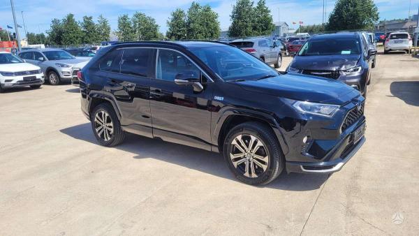 Black Toyota RAV4 2020 in Siauliai, with an engine capacity of 2.49 L and mileage of 176 thousand km for 25600 €, photo 5 on AUTOMOTO.COM.LV