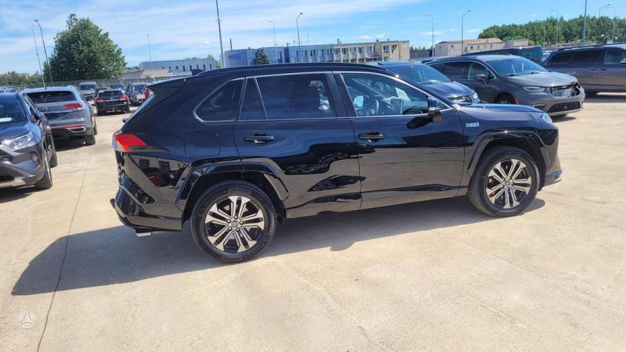 Black Toyota RAV4 2020 in Siauliai, with an engine capacity of 2.49 L and mileage of 176 thousand km for 25600 €, photo 9 on AUTOMOTO.COM.LV