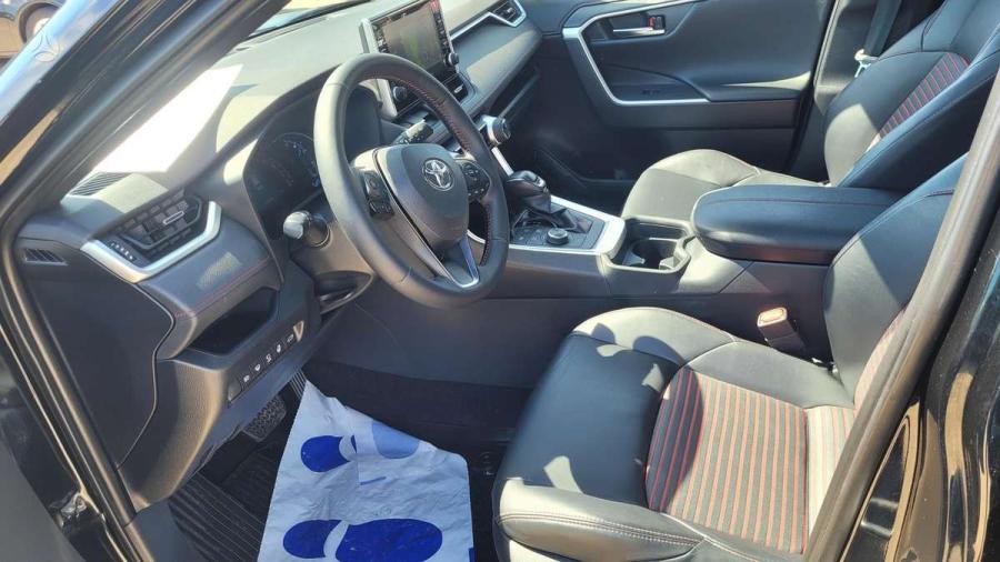 Black Toyota RAV4 2020 in Siauliai, with an engine capacity of 2.49 L and mileage of 176 thousand km for 25600 €, photo 17 on AUTOMOTO.COM.LV