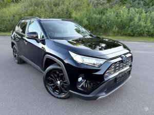 Black Toyota RAV4 2020 in Vilnius, with an engine capacity of 2.49 L and mileage of 149 thousand km for 25900 €, photo 3 on AUTOMOTO.COM.LV
