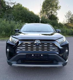 Black Toyota RAV4 2020 in Vilnius, with an engine capacity of 2.49 L and mileage of 149 thousand km for 25900 €, photo 4 on AUTOMOTO.COM.LV