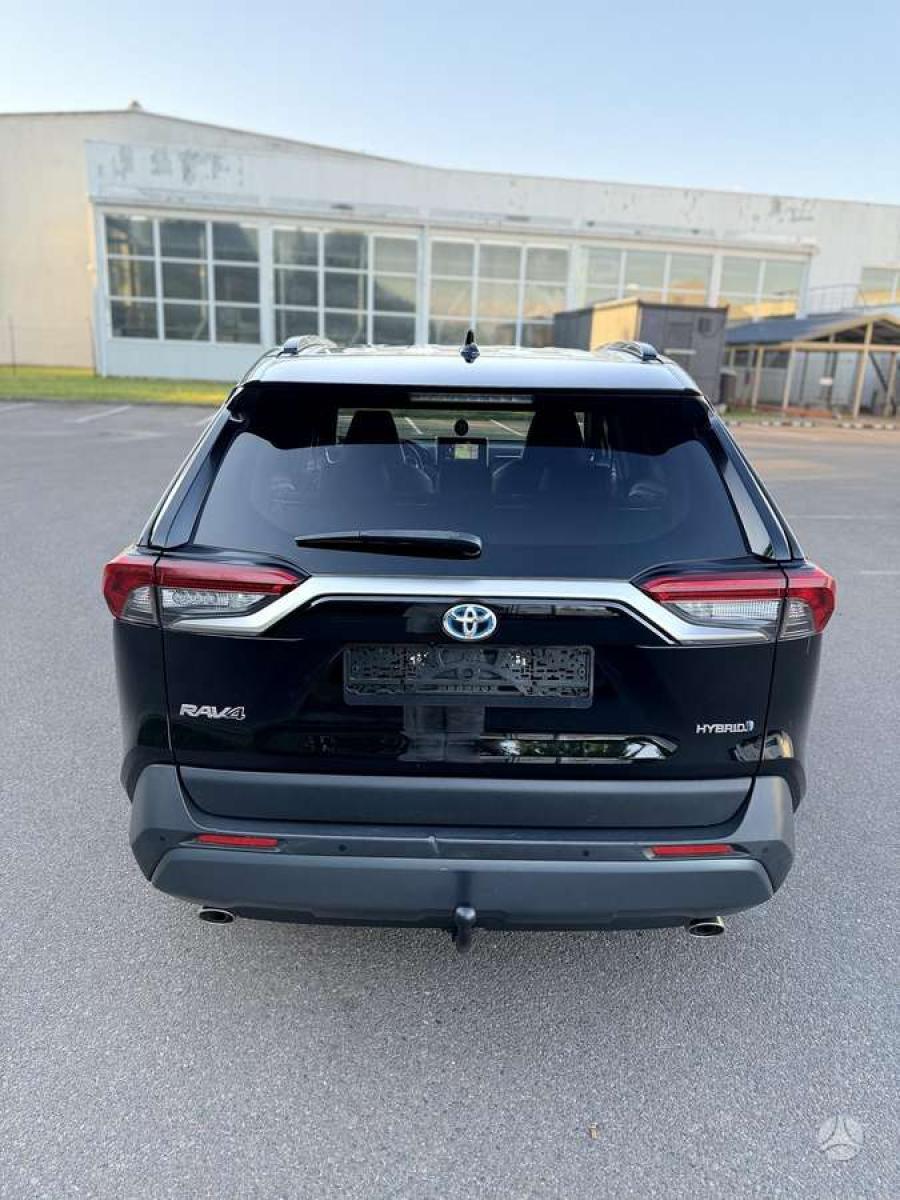 Black Toyota RAV4 2020 in Vilnius, with an engine capacity of 2.49 L and mileage of 149 thousand km for 25900 €, photo 5 on AUTOMOTO.COM.LV