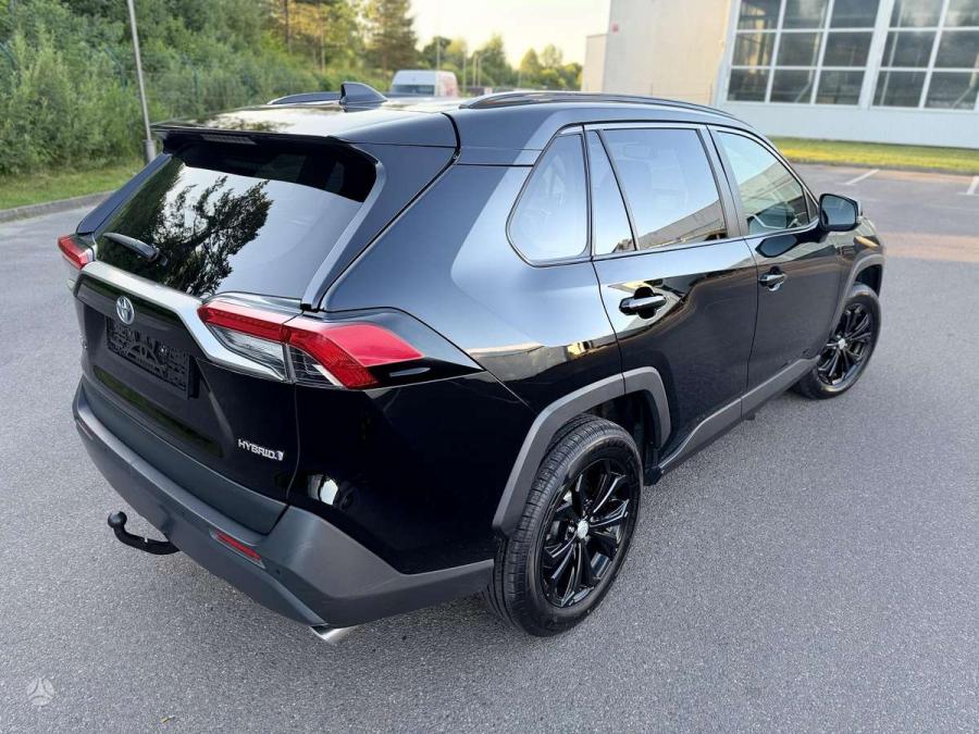 Black Toyota RAV4 2020 in Vilnius, with an engine capacity of 2.49 L and mileage of 149 thousand km for 25900 €, photo 7 on AUTOMOTO.COM.LV