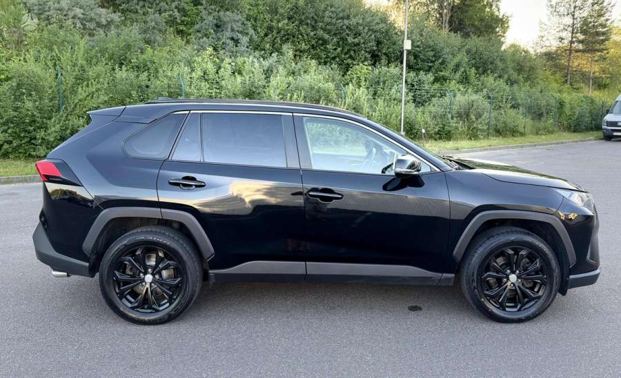 Black Toyota RAV4 2020 in Vilnius, with an engine capacity of 2.49 L and mileage of 149 thousand km for 25900 €, photo 8 on AUTOMOTO.COM.LV
