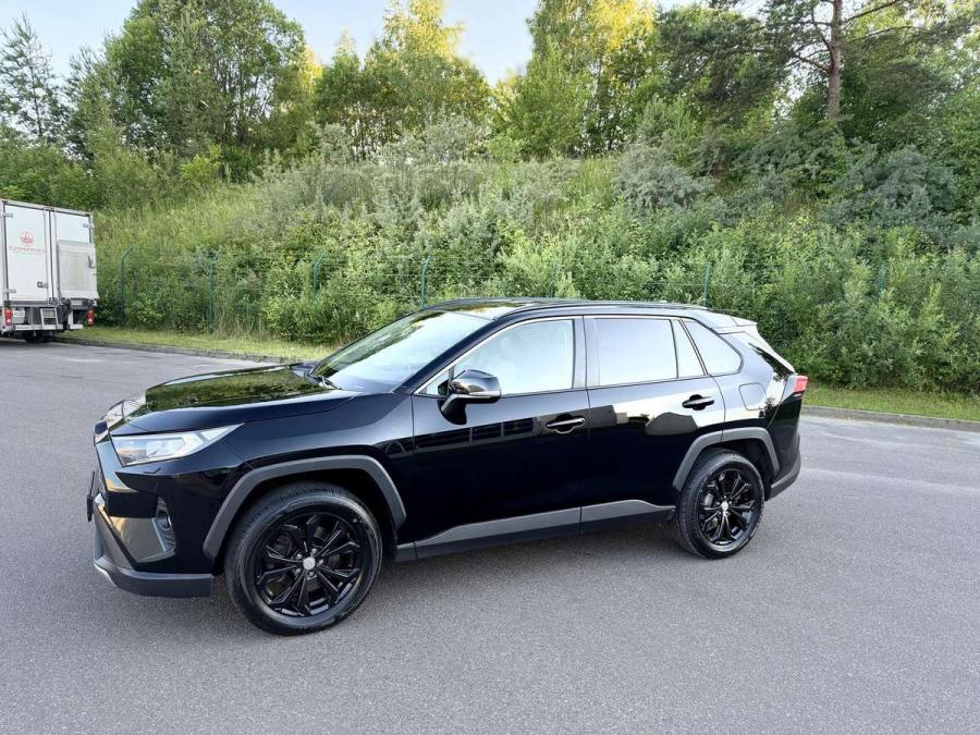 Black Toyota RAV4 2020 in Vilnius, with an engine capacity of 2.49 L and mileage of 149 thousand km for 25900 €, photo 9 on AUTOMOTO.COM.LV
