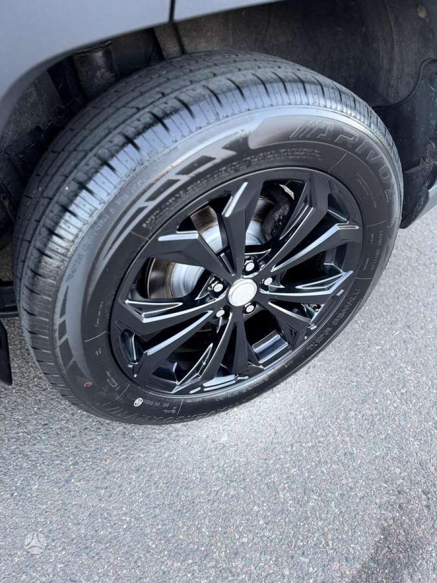 Black Toyota RAV4 2020 in Vilnius, with an engine capacity of 2.49 L and mileage of 149 thousand km for 25900 €, photo 13 on AUTOMOTO.COM.LV