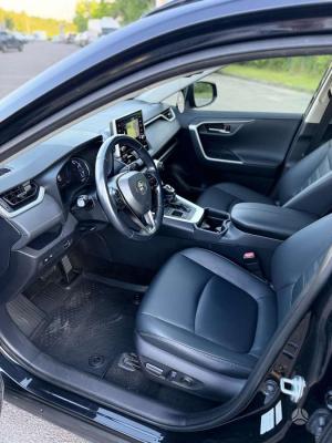 Black Toyota RAV4 2020 in Vilnius, with an engine capacity of 2.49 L and mileage of 149 thousand km for 25900 €, photo 14 on AUTOMOTO.COM.LV