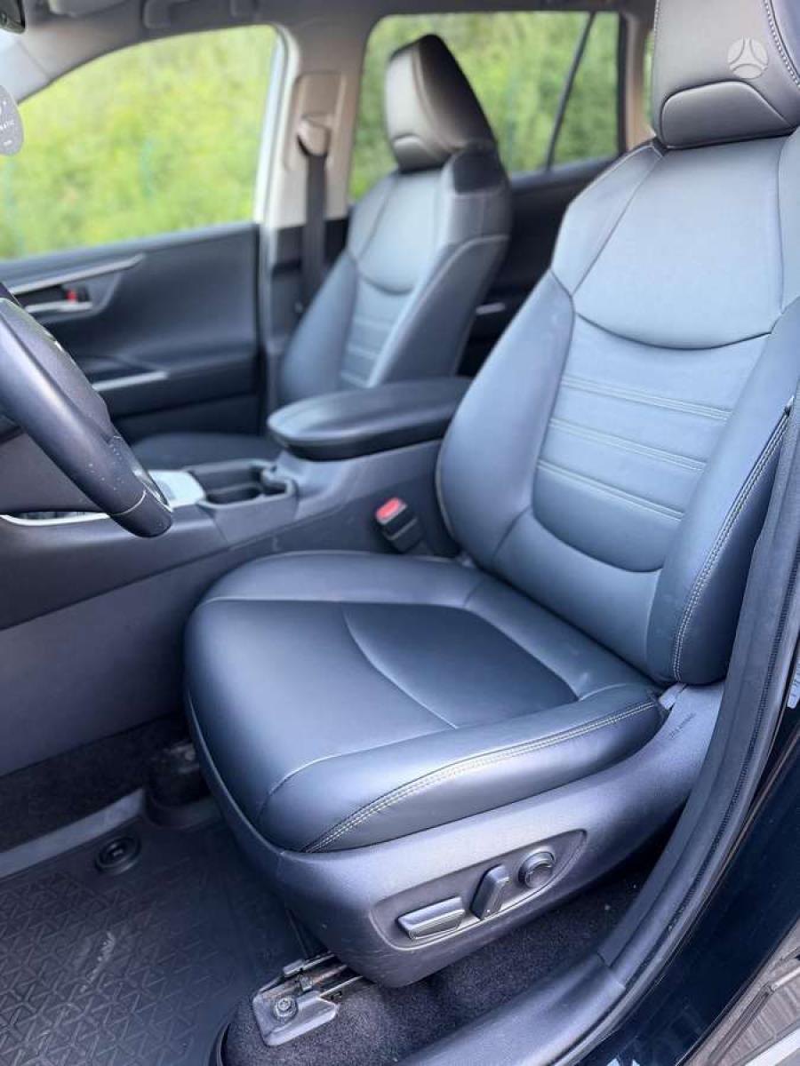 Black Toyota RAV4 2020 in Vilnius, with an engine capacity of 2.49 L and mileage of 149 thousand km for 25900 €, photo 15 on AUTOMOTO.COM.LV