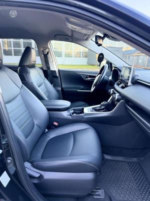 Black Toyota RAV4 2020 in Vilnius, with an engine capacity of 2.49 L and mileage of 149 thousand km for 25900 €, photo 16 on AUTOMOTO.COM.LV