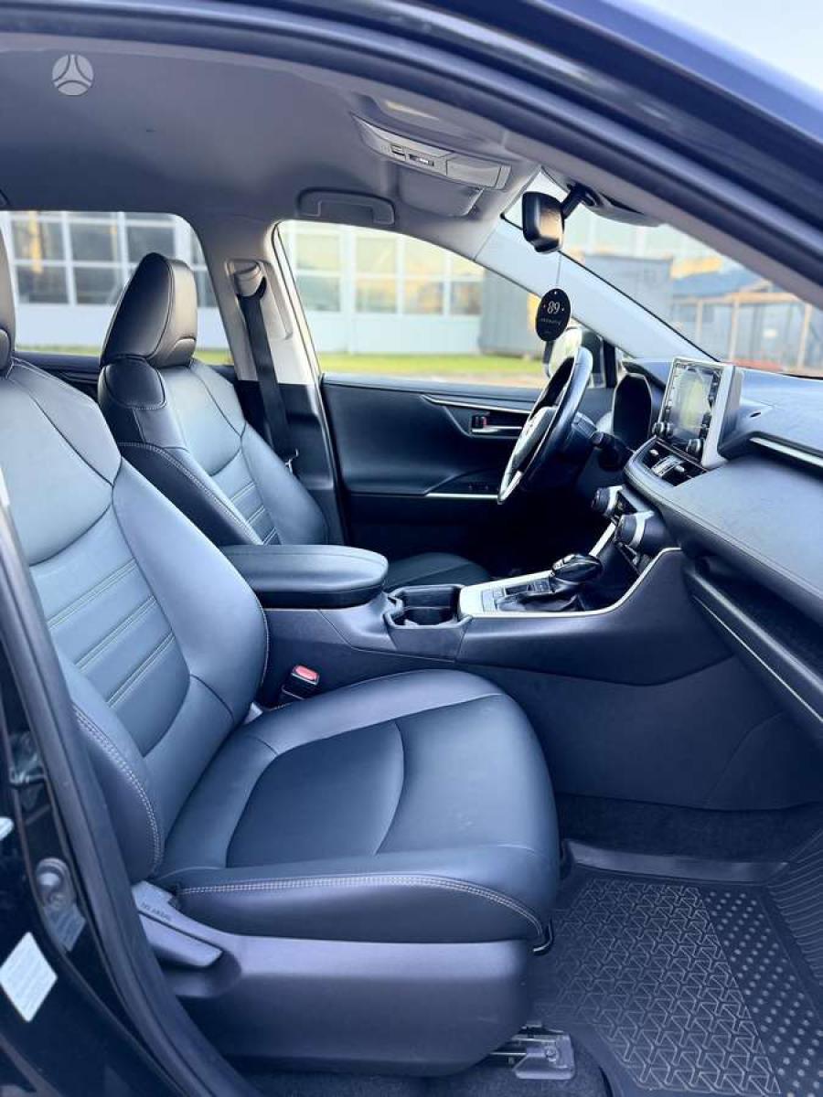 Black Toyota RAV4 2020 in Vilnius, with an engine capacity of 2.49 L and mileage of 149 thousand km for 25900 €, photo 16 on AUTOMOTO.COM.LV