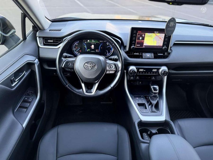 Black Toyota RAV4 2020 in Vilnius, with an engine capacity of 2.49 L and mileage of 149 thousand km for 25900 €, photo 17 on AUTOMOTO.COM.LV