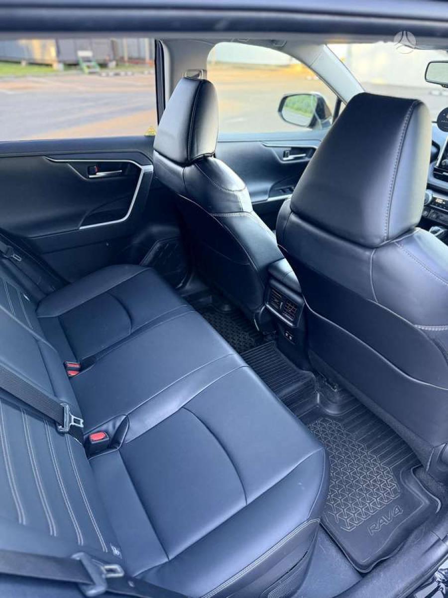 Black Toyota RAV4 2020 in Vilnius, with an engine capacity of 2.49 L and mileage of 149 thousand km for 25900 €, photo 20 on AUTOMOTO.COM.LV