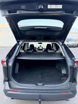 Black Toyota RAV4 2020 in Vilnius, with an engine capacity of 2.49 L and mileage of 149 thousand km for 25900 €, photo 26 on AUTOMOTO.COM.LV
