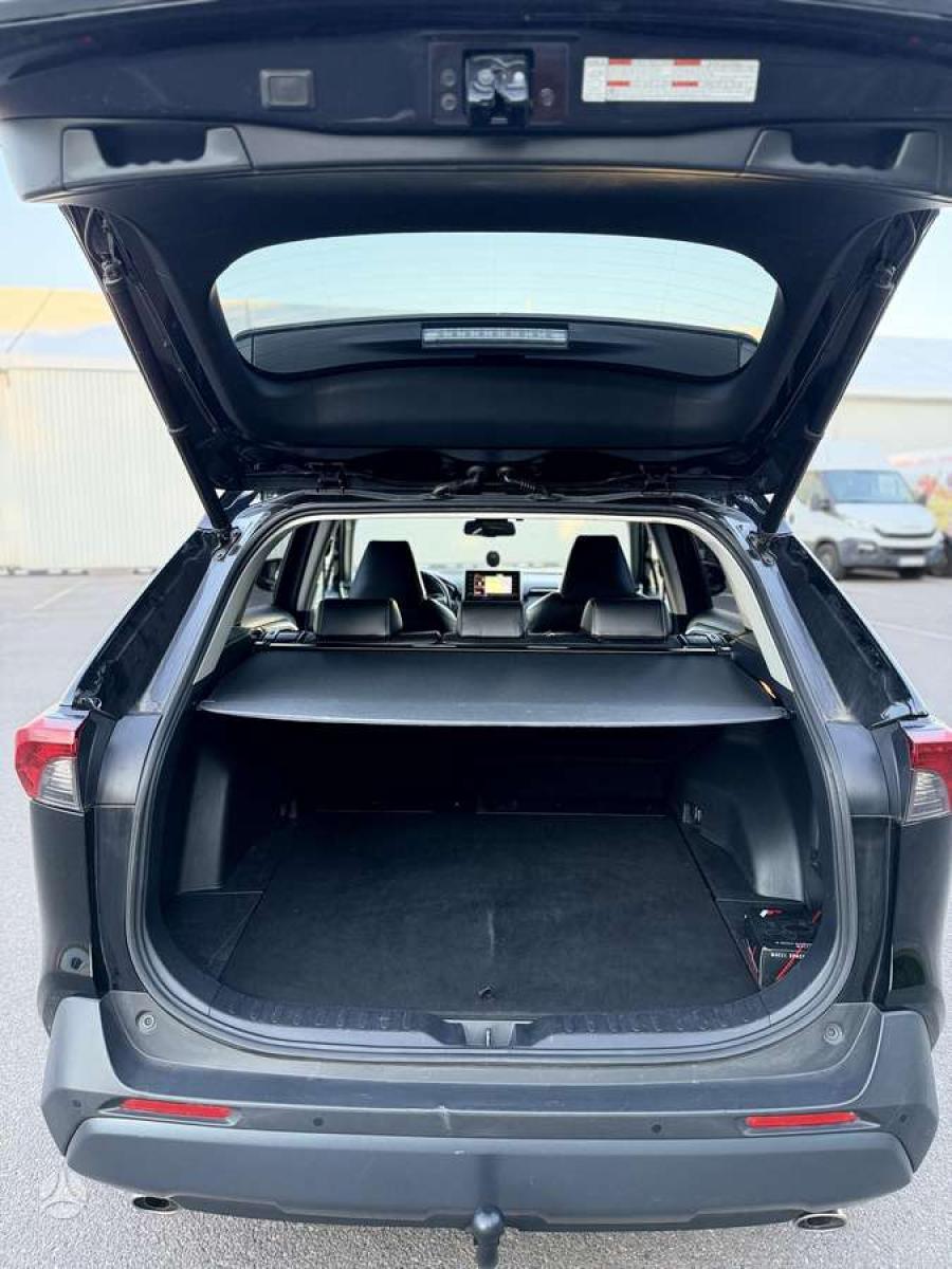 Black Toyota RAV4 2020 in Vilnius, with an engine capacity of 2.49 L and mileage of 149 thousand km for 25900 €, photo 26 on AUTOMOTO.COM.LV