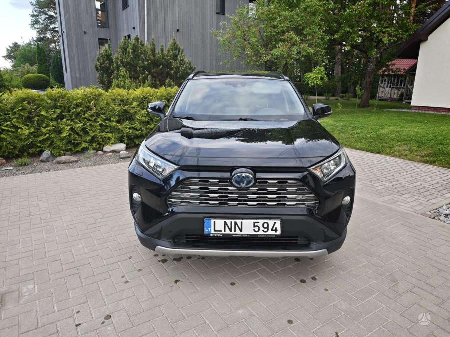 Melns Toyota RAV4 2020 Alīta, ar dzinēja tilpumu 2.49 L un nobraukumu 88 tūkst. km par 27490 €, foto 1 vietnē AUTOMOTO.COM.LV