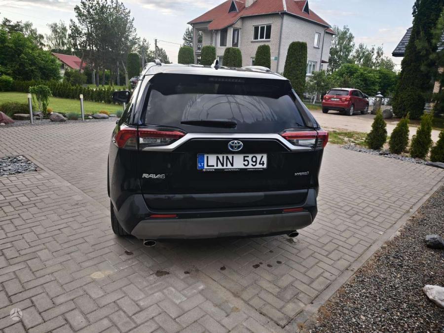Melns Toyota RAV4 2020 Alīta, ar dzinēja tilpumu 2.49 L un nobraukumu 88 tūkst. km par 27490 €, foto 3 vietnē AUTOMOTO.COM.LV