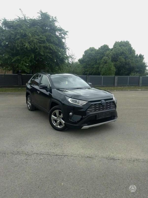 Black Toyota RAV4 2020 in Siauliai, with an engine capacity of 2.49 L and mileage of 350 thousand km for 17500 €, photo 2 on AUTOMOTO.COM.LV