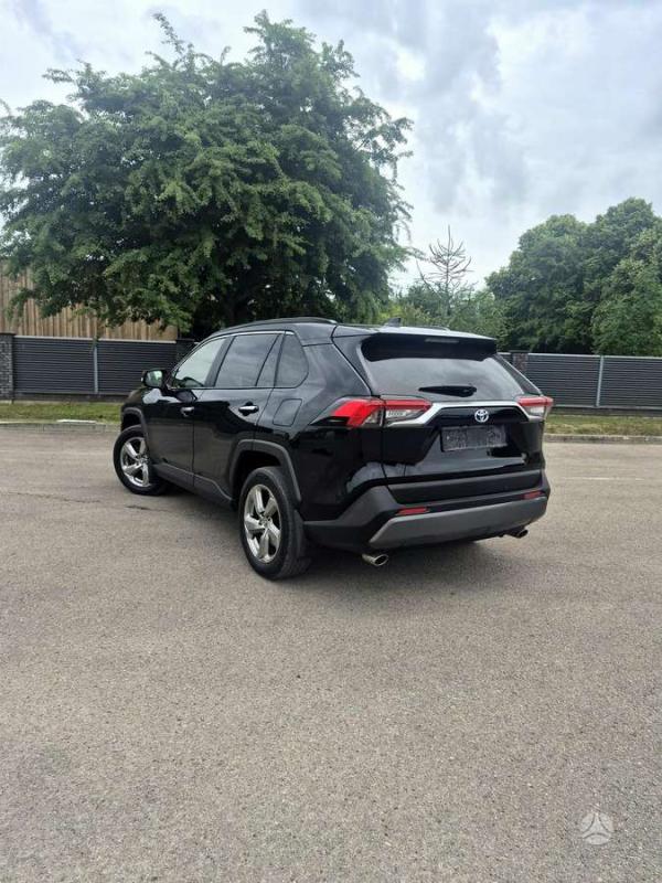 Black Toyota RAV4 2020 in Siauliai, with an engine capacity of 2.49 L and mileage of 350 thousand km for 17500 €, photo 3 on AUTOMOTO.COM.LV