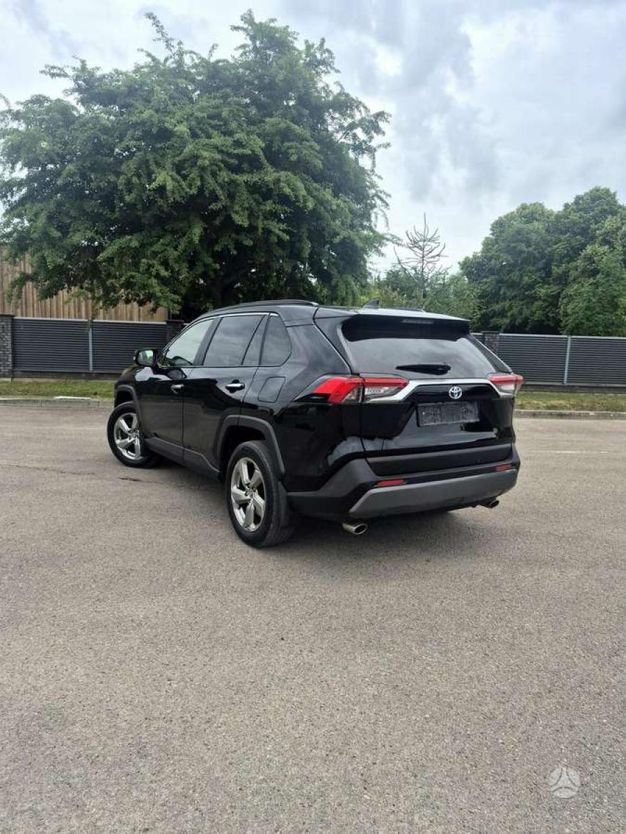 Black Toyota RAV4 2020 in Siauliai, with an engine capacity of 2.49 L and mileage of 350 thousand km for 17500 €, photo 4 on AUTOMOTO.COM.LV